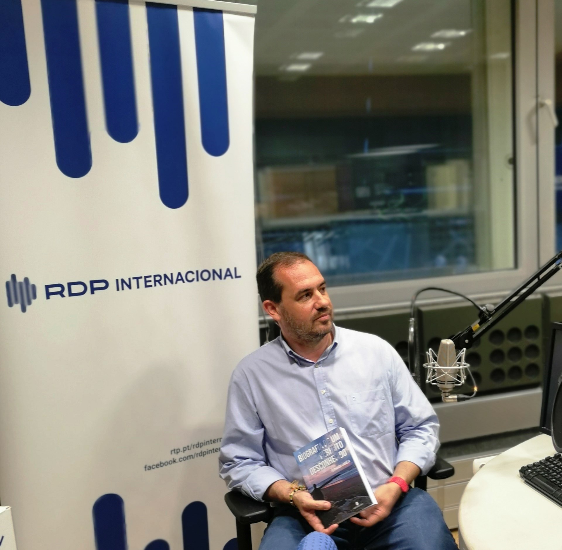 Livro Biografia de um Perfeito Desconhecido - RDP Internacional - RTP