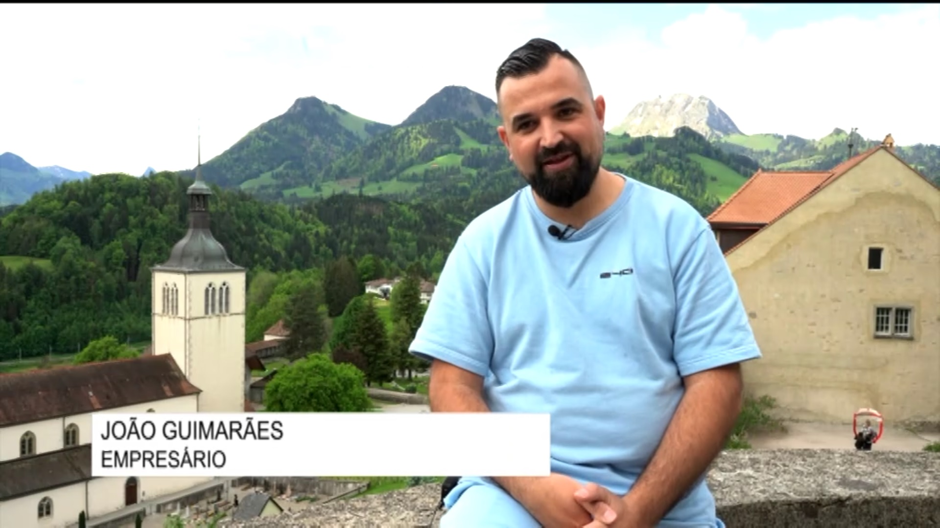 João Guimarães vende roupa nas redes sociais - RDP Internacional - RTP