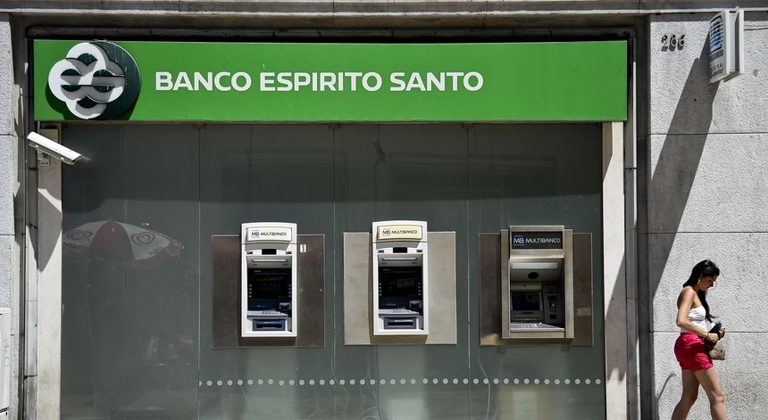 Protesto de emigrantes lesados do BES em Lisboa - RDP Internacional - RTP